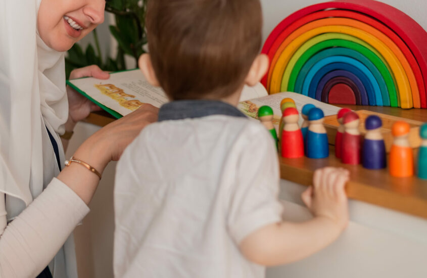 Apprendre l’arabe à son enfant avec Montessori